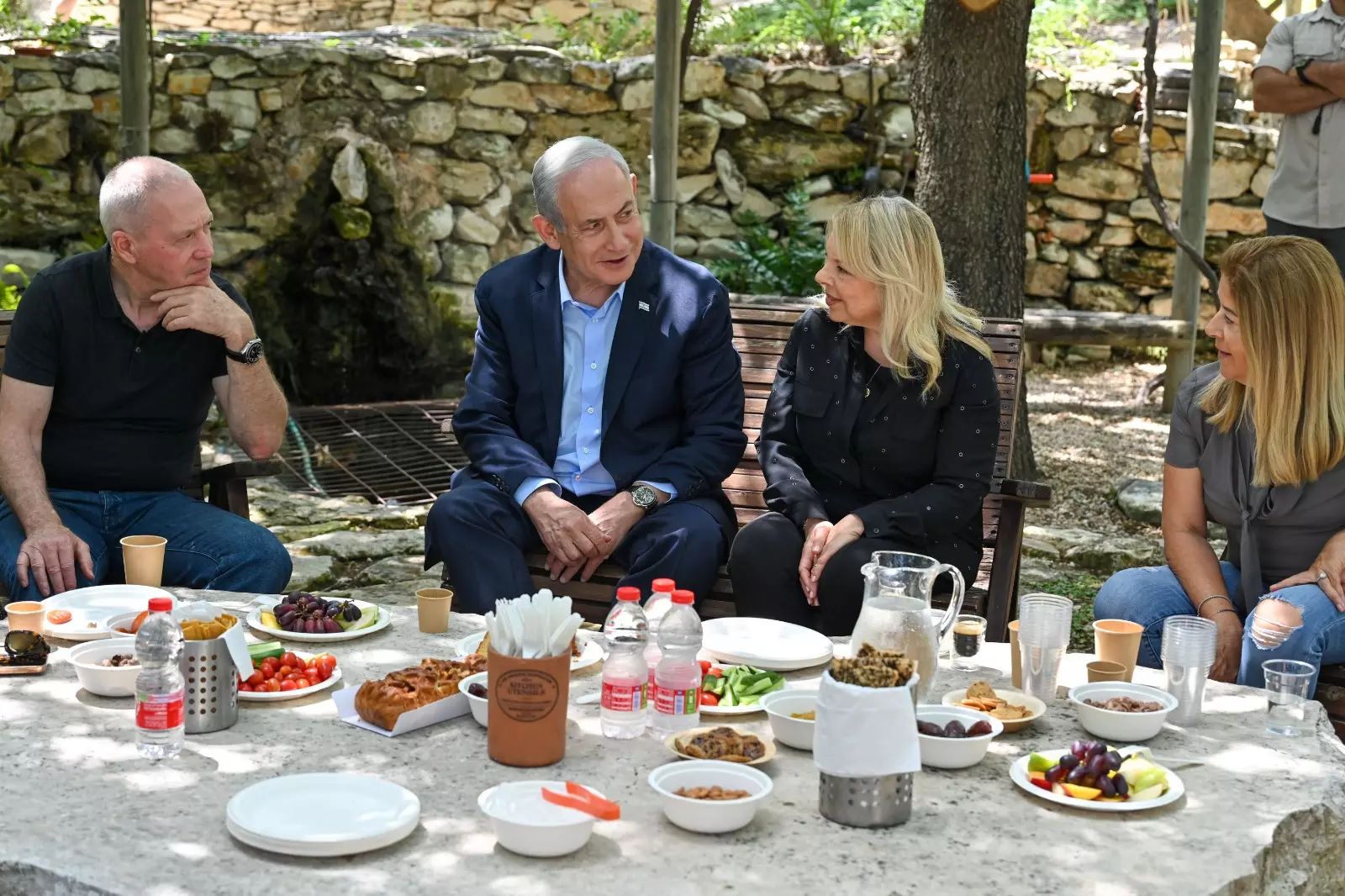 רהמ ורעייתו בניחום אבלים לאימו של שר הביטחון חמל